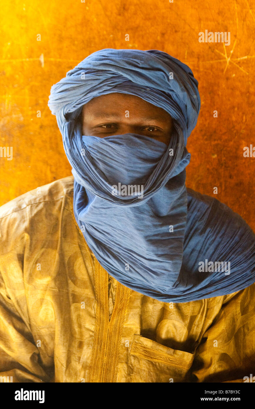 Homme touareg, portant turban homme touareg, portant turban noir Banque ...