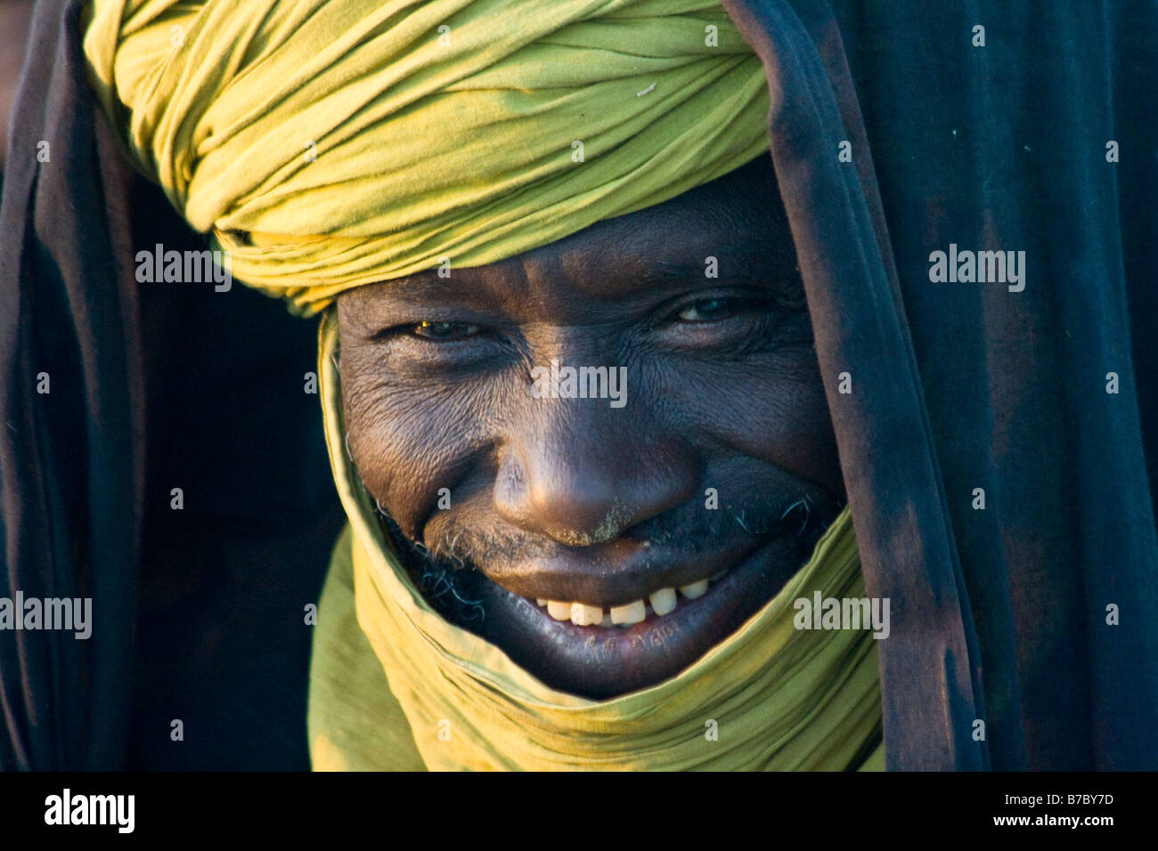 Homme touareg, portant turban homme touareg, portant turban noir Banque ...