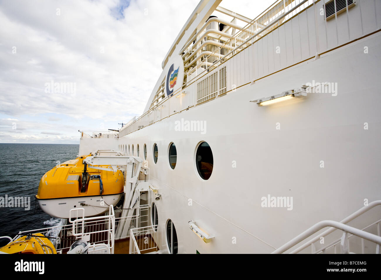 Ferry side view Banque de photographies et d’images à haute résolution ...