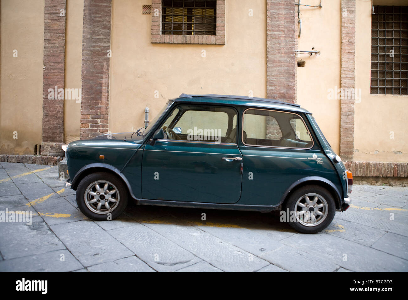 Austin Mini Cooper vieux vert sur la rue à Sienne Italie Photo Stock ...