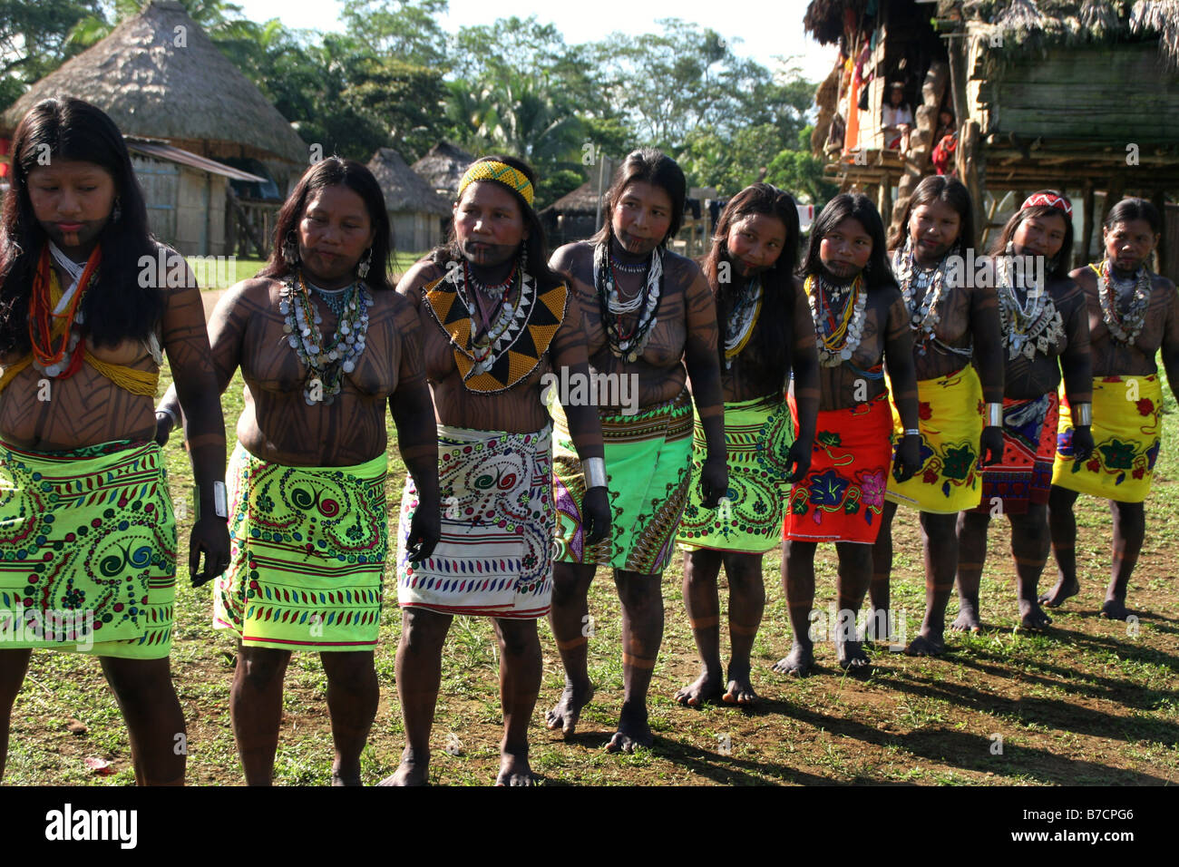 Les femmes indiennes Embera avec peinture sur corps fait d'une danse d ...