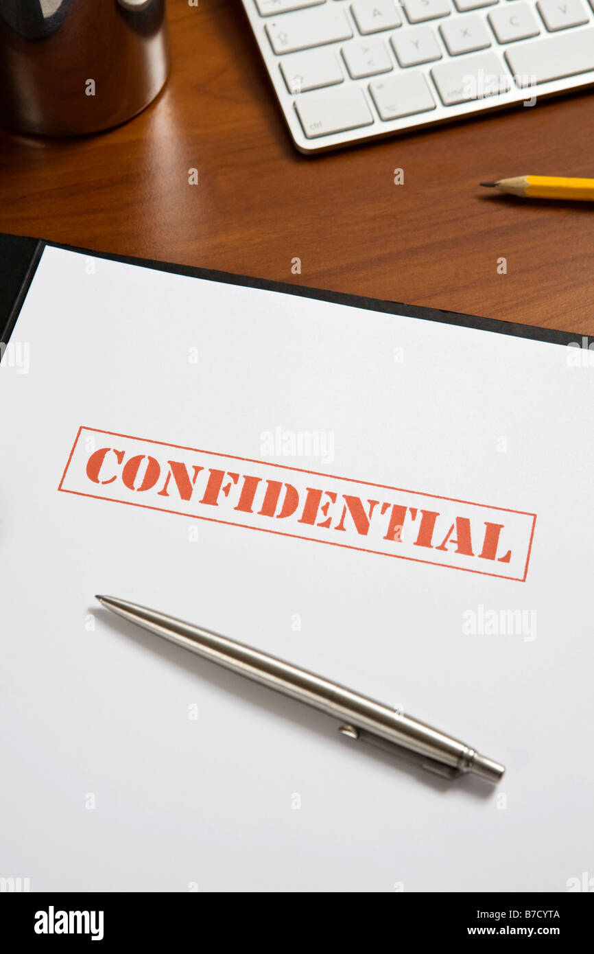 Un dossier confidentiel sur un bureau Photo Stock - Alamy