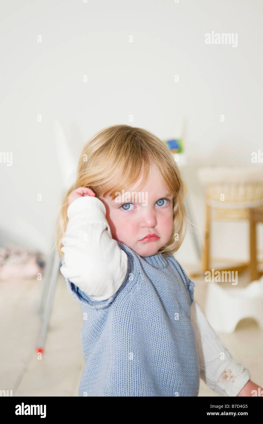 Petite fille regardant leur Banque de photographies et d’images à haute ...