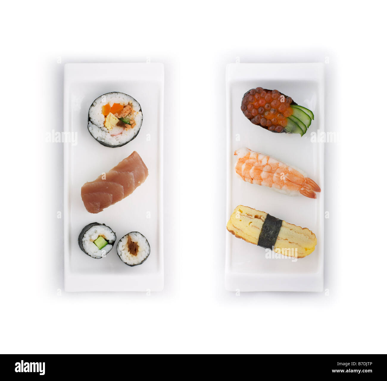 Différents types de sushi sur plaques de style japonais isolé sur fond ...