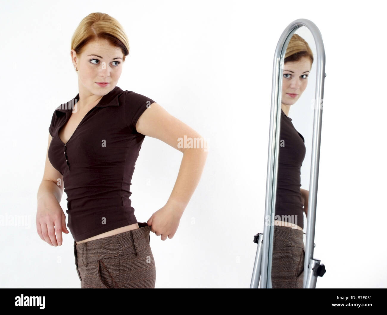 Jeune femme blonde devant un miroir Banque de photographies et d’images à haute résolution - Alamy