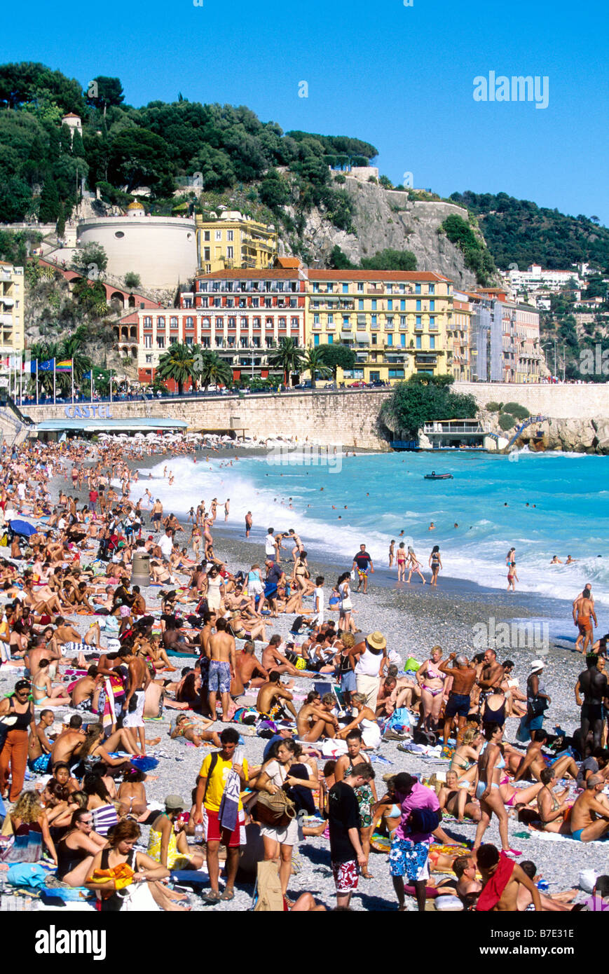 Plage bondée à l'heure d'été à Nice Photo Stock - Alamy