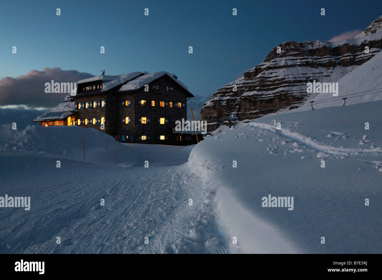 Giorgio Graffer hut et Pietra Grande crête, Dolomiti di Brenta chaîne ...
