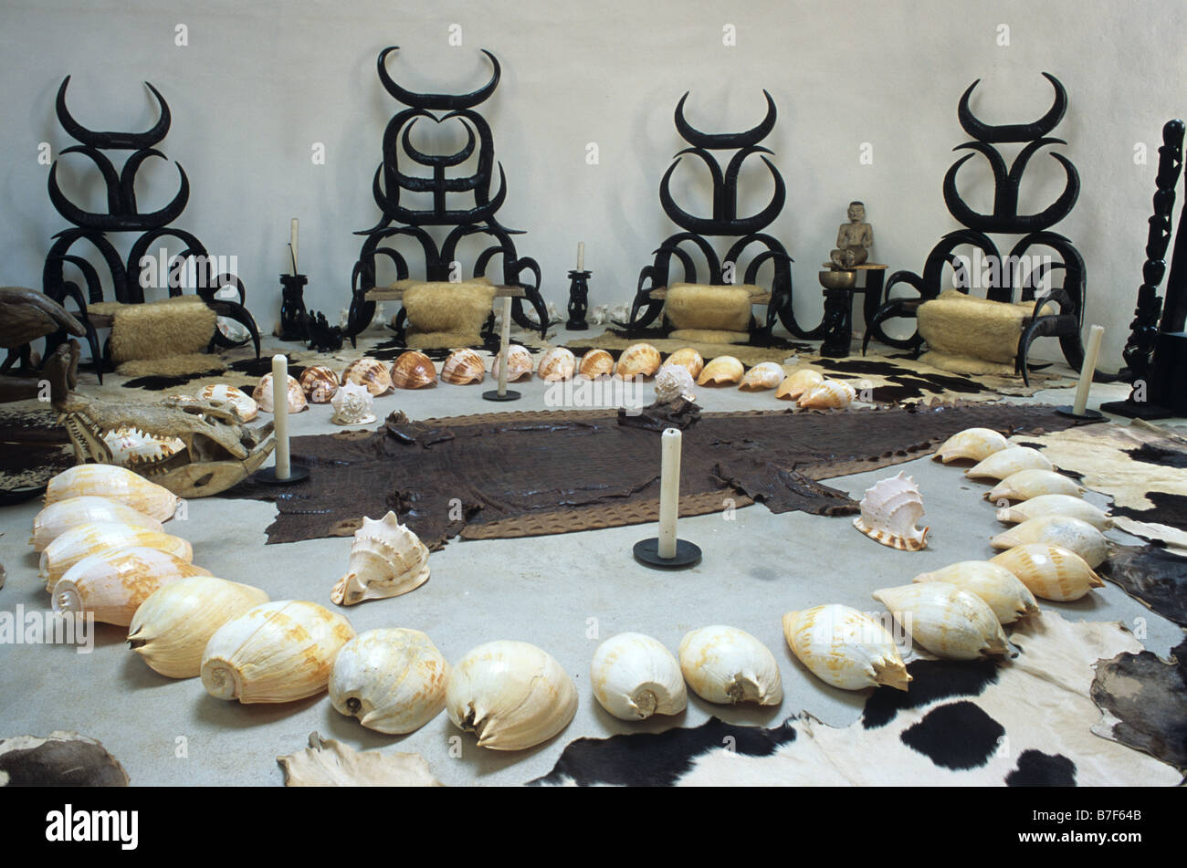 Intérieur de 'Mausoleum' avec la peau de crocodile, Corne de Buffle ...