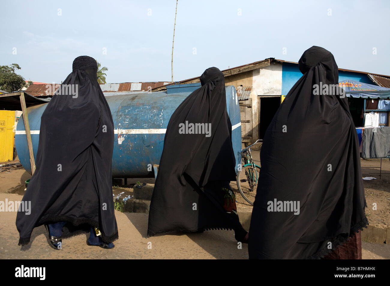 Porter une burqa Banque de photographies et d’images à haute résolution ...