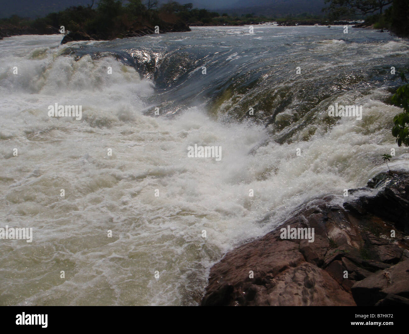 Les chutes et rapides de l'eau blanche rivière Luvua République ...
