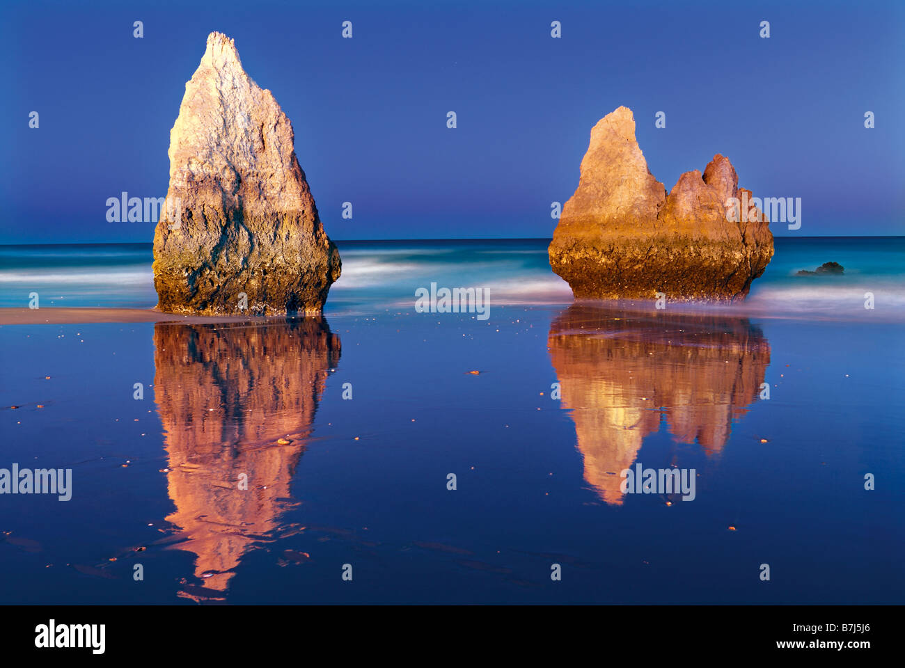Rochers dans l'eau à la plage de Praia dos Tres Irmaos à Portimao ...