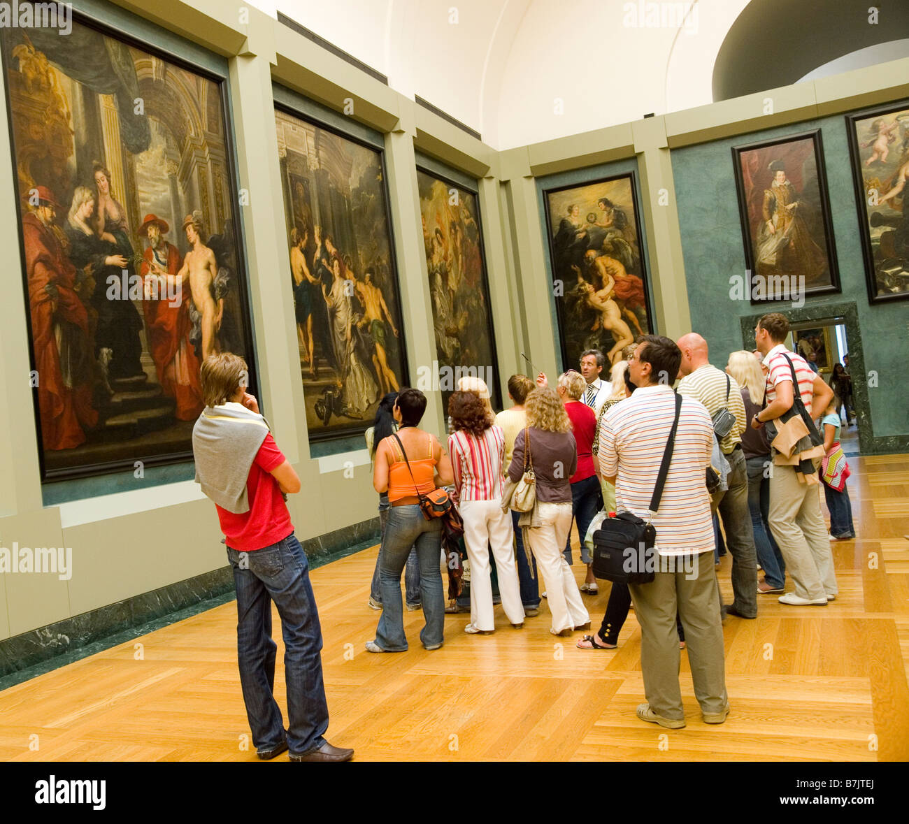 Un grand groupe de personnes dans une visite guidée de tableaux au ...