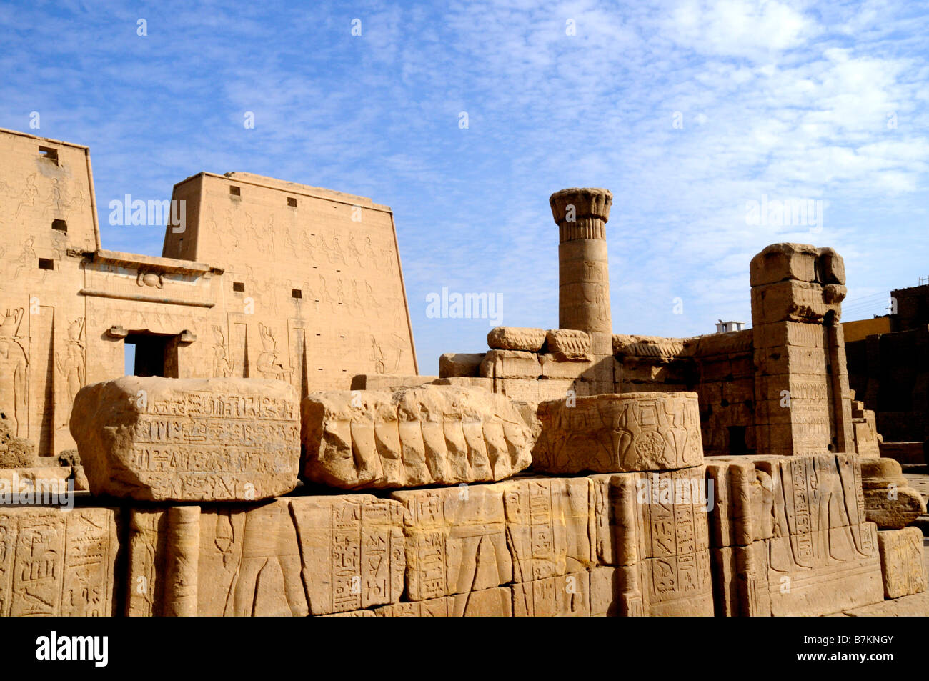 Le Temple à Edfou en Egypte qui est dédié au dieu Horus Photo Stock - Alamy