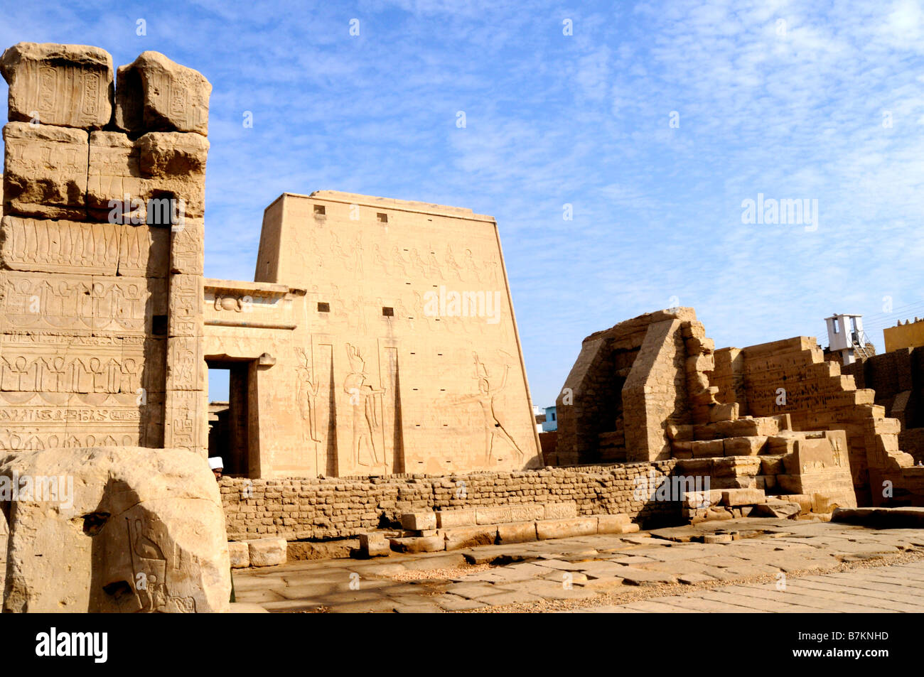 Le Temple à Edfou en Egypte qui est dédié au dieu Horus Photo Stock - Alamy