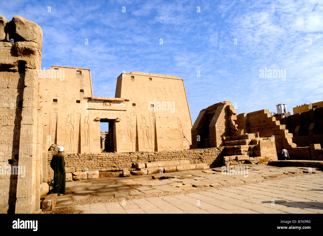 Barque at temple of horus in edfu Banque de photographies et d’images à ...