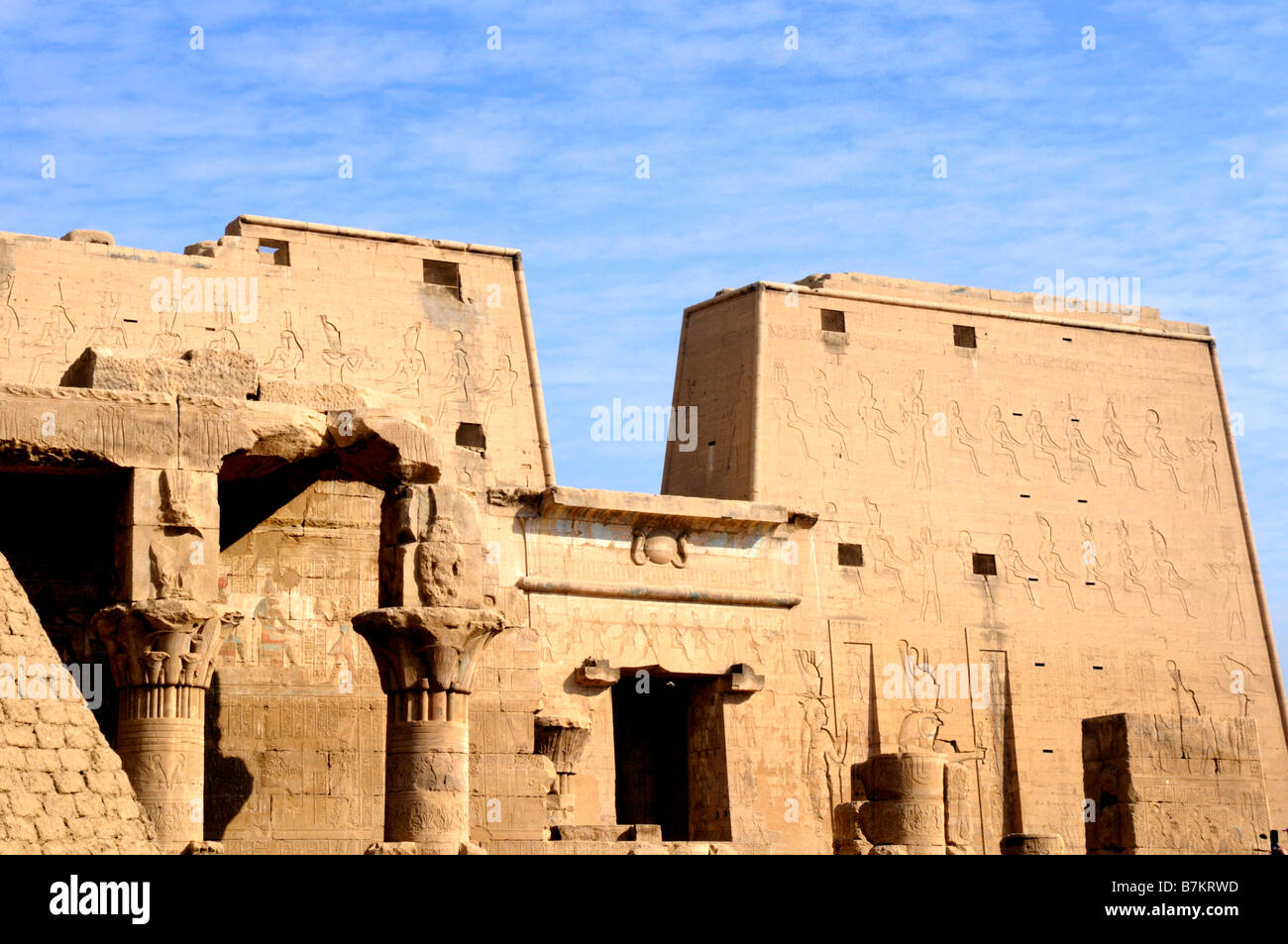 Barque at temple of horus in edfu Banque de photographies et d’images à ...