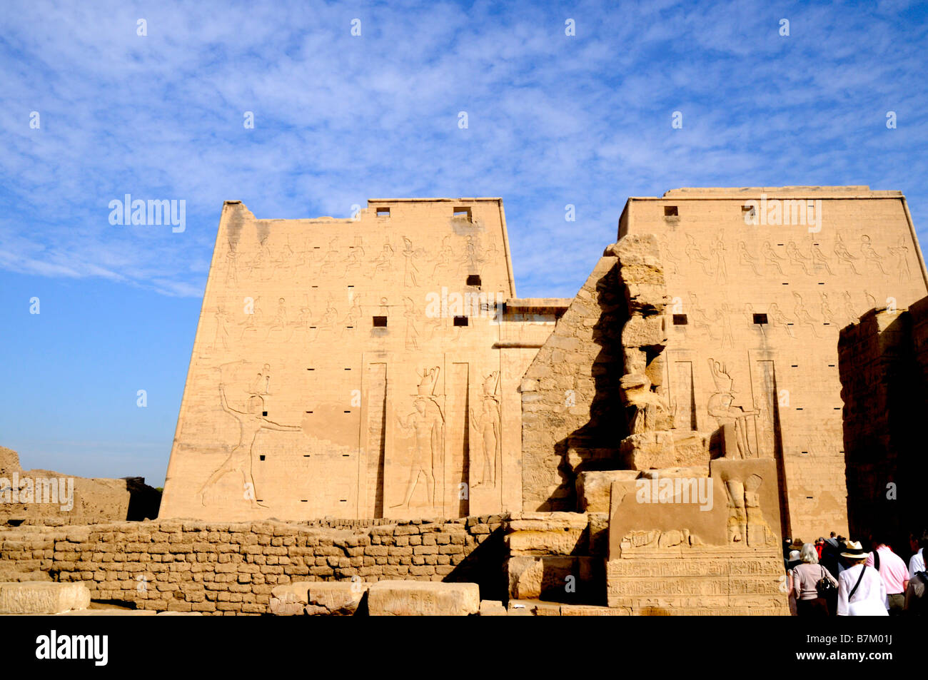 Barque at temple of horus in edfu Banque de photographies et d’images à ...