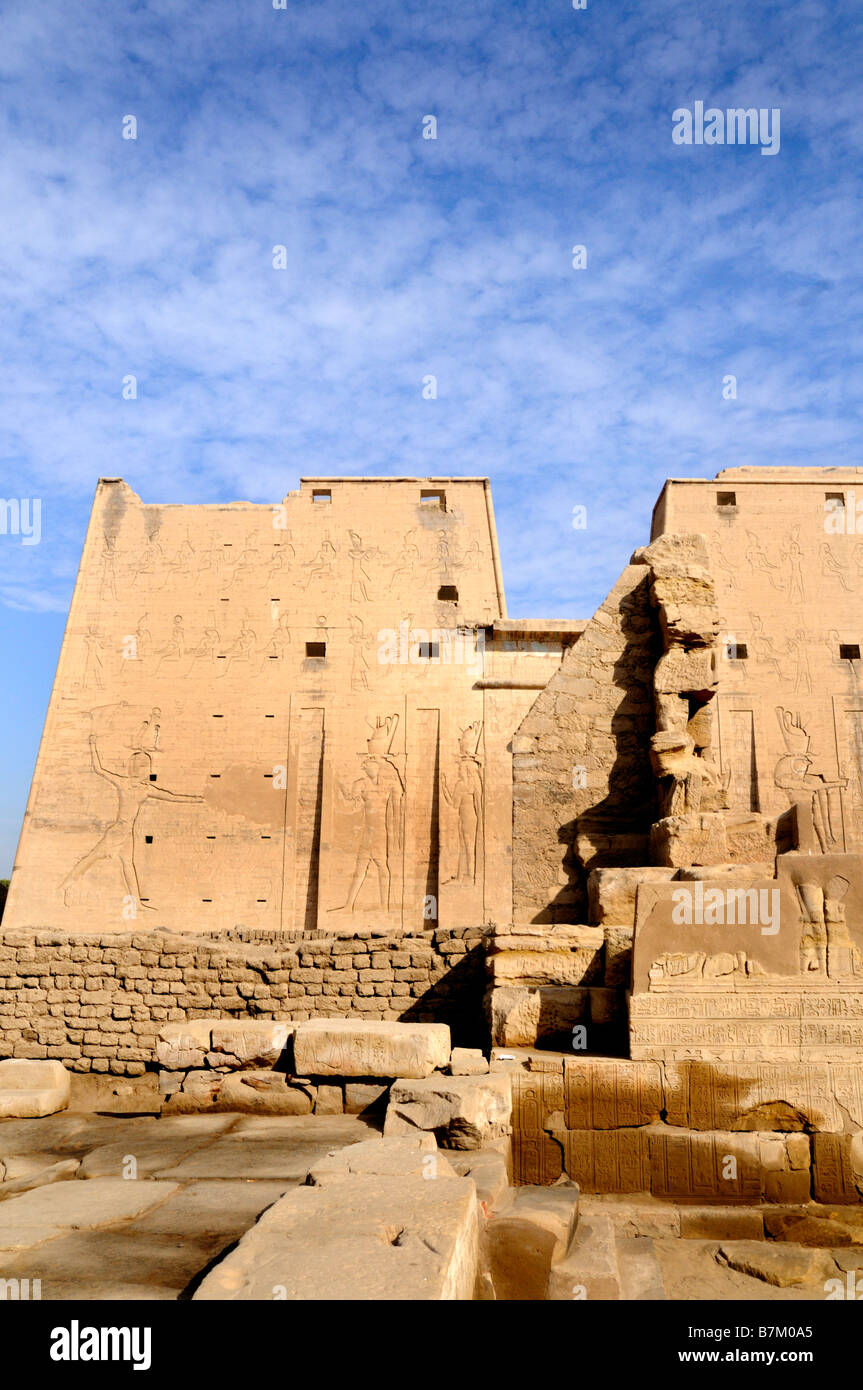 Barque at temple of horus in edfu Banque de photographies et d’images à ...