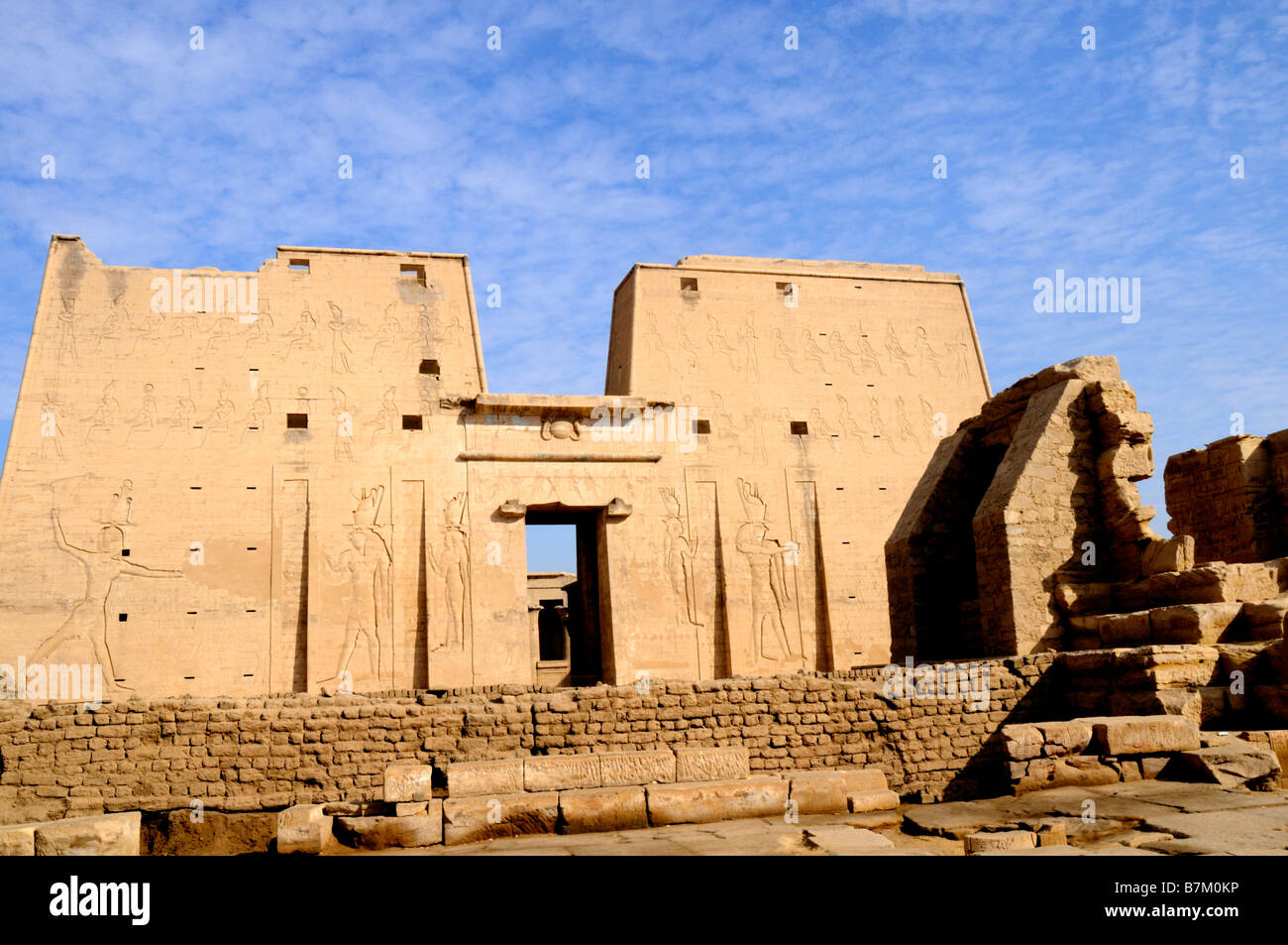 Le Temple à Edfou en Egypte qui est dédié au dieu Horus Photo Stock - Alamy