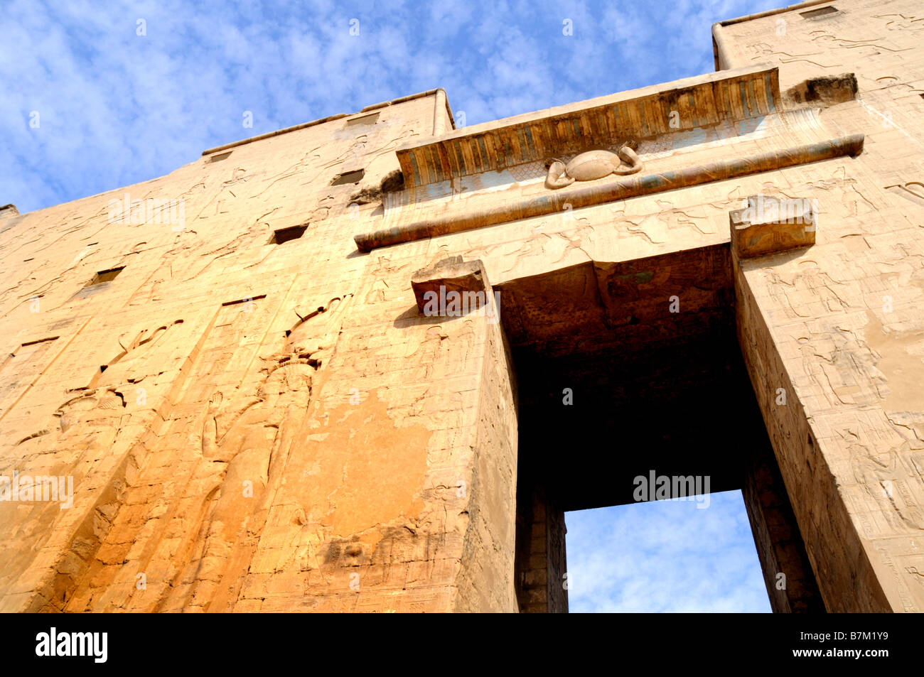 Barque at temple of horus in edfu Banque de photographies et d’images à ...