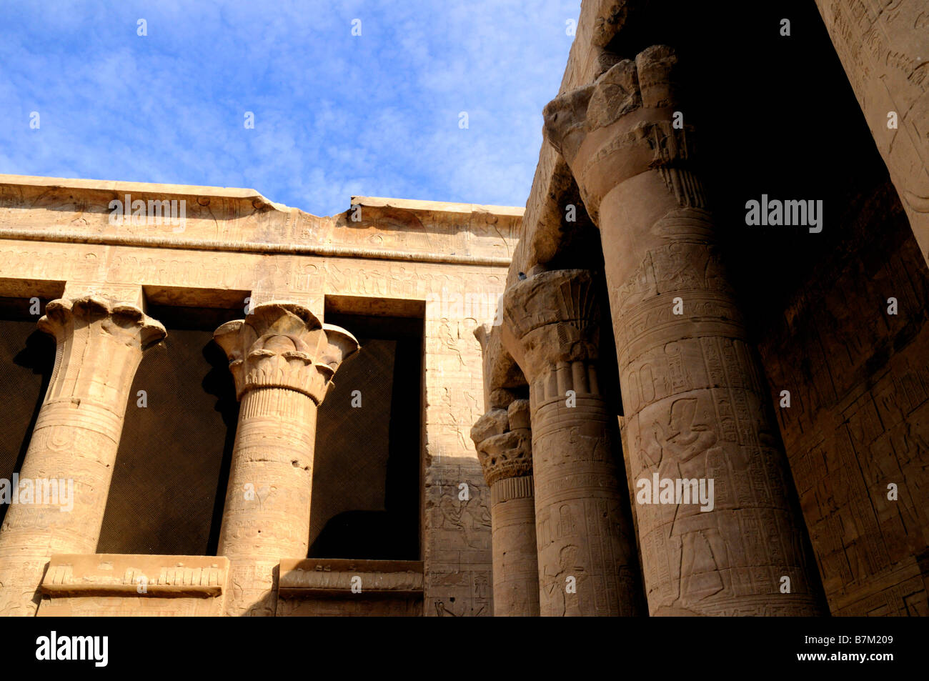 Le Temple à Edfou en Egypte qui est dédié au dieu Horus Photo Stock - Alamy