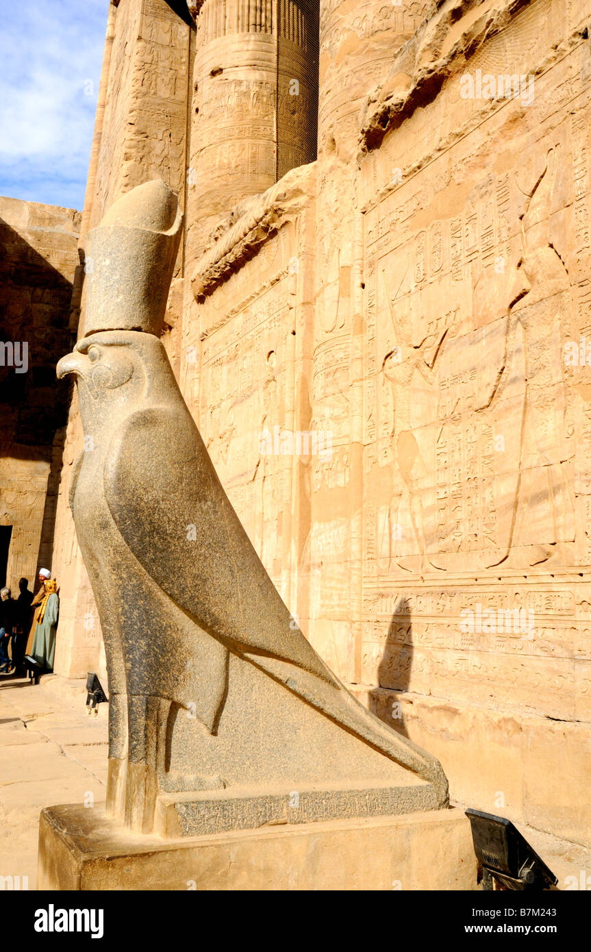 Statue du dieu Horus à Edfou le Temple à dans l'Égypte qui est dédié au ...