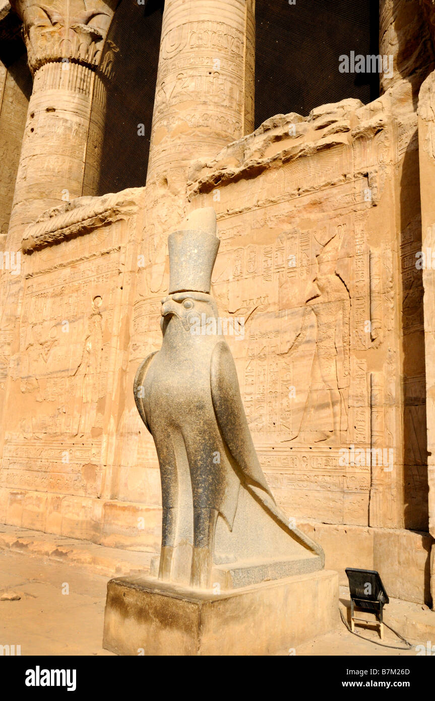 Statue du dieu Horus à Edfou le Temple à dans l'Égypte qui est dédié au ...