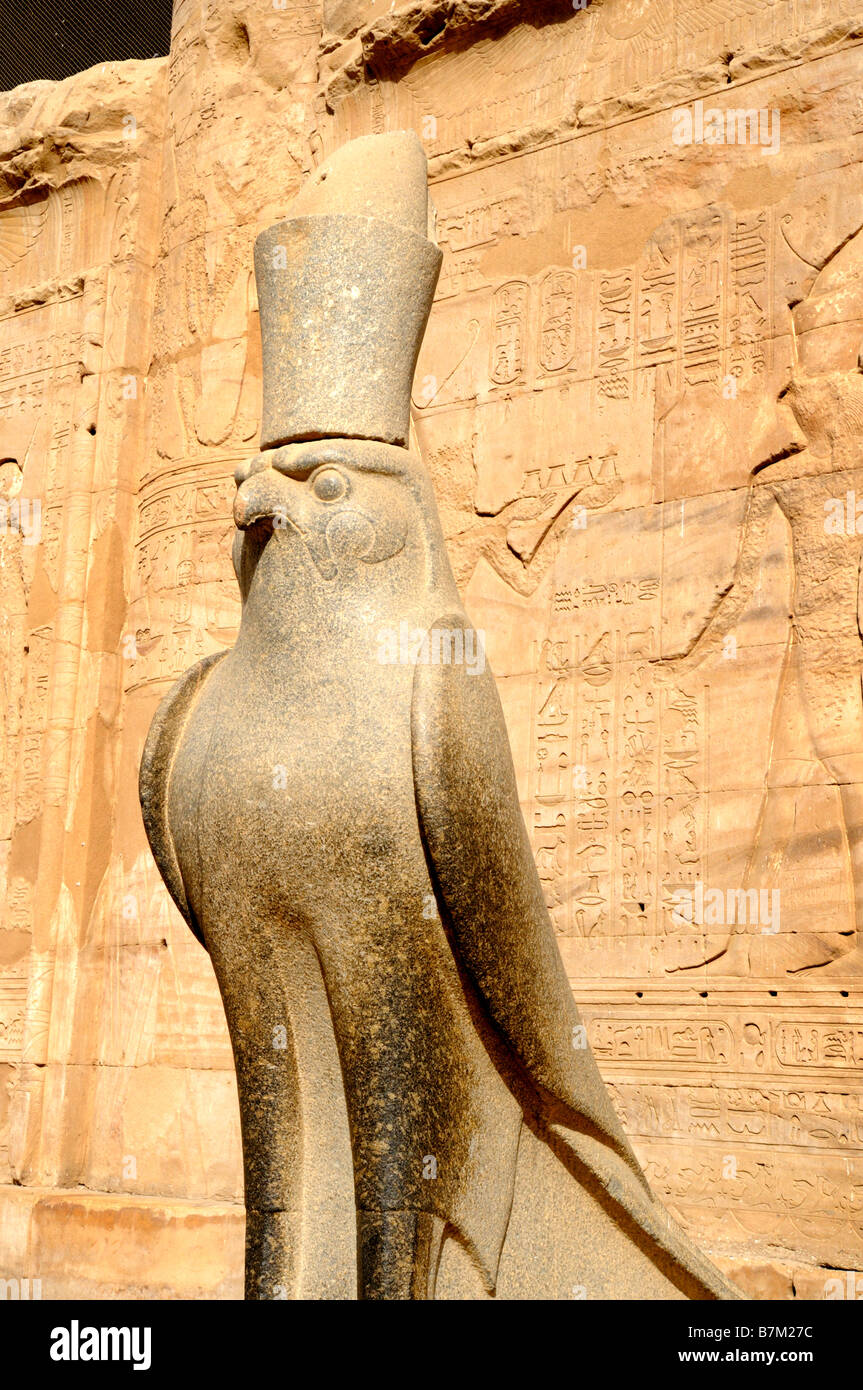 Statue du dieu Horus à Edfou le Temple à dans l'Égypte qui est dédié au ...