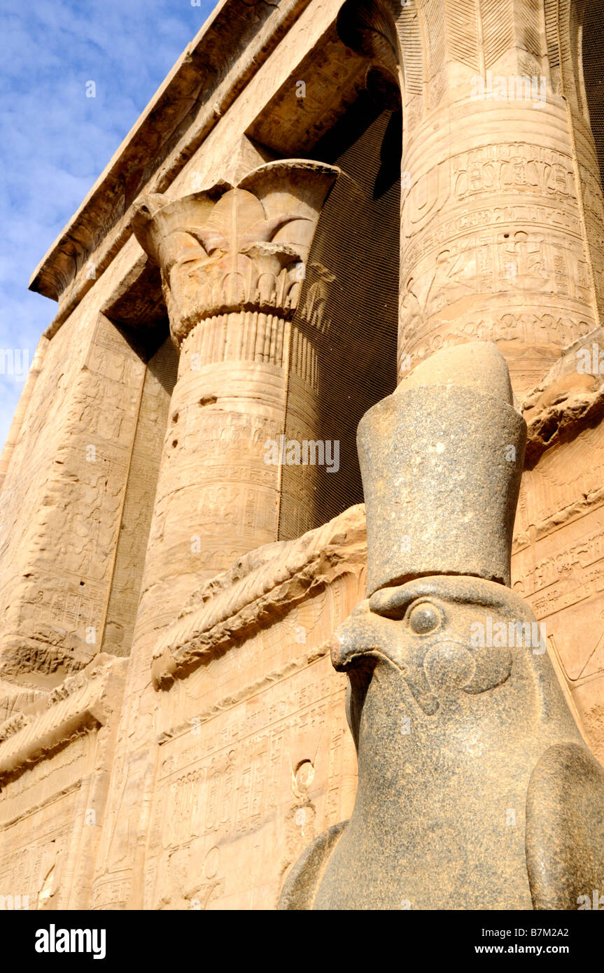 Barque at temple of horus in edfu Banque de photographies et d’images à ...