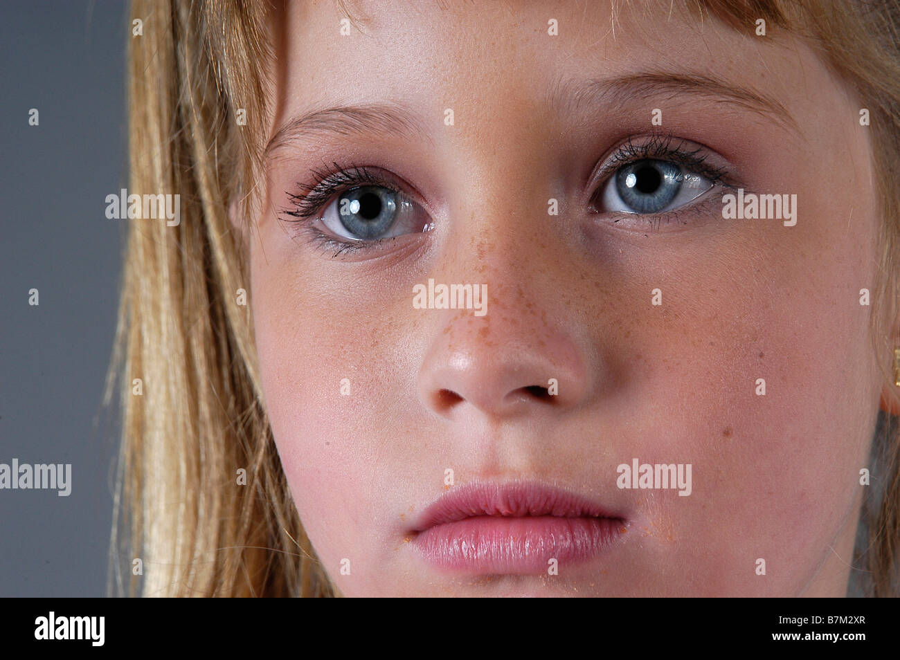 Fillette blonde yeux bleus Banque de photographies et d’images à haute ...
