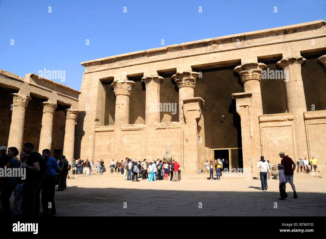 Le Temple à Edfou en Egypte qui est dédié au dieu Horus Photo Stock - Alamy