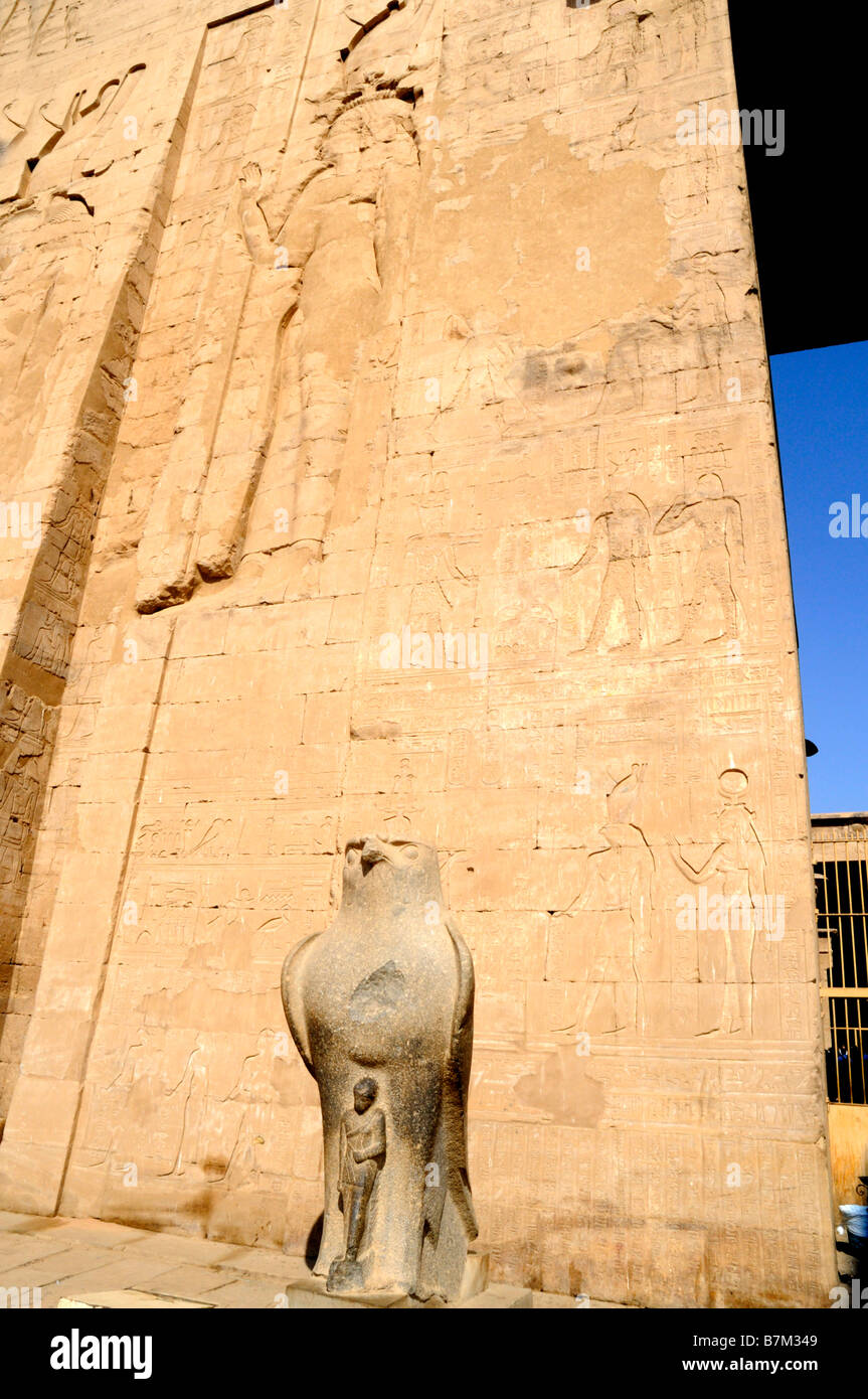 Statue du dieu Horus à Edfou le Temple à dans l'Égypte qui est dédié au ...
