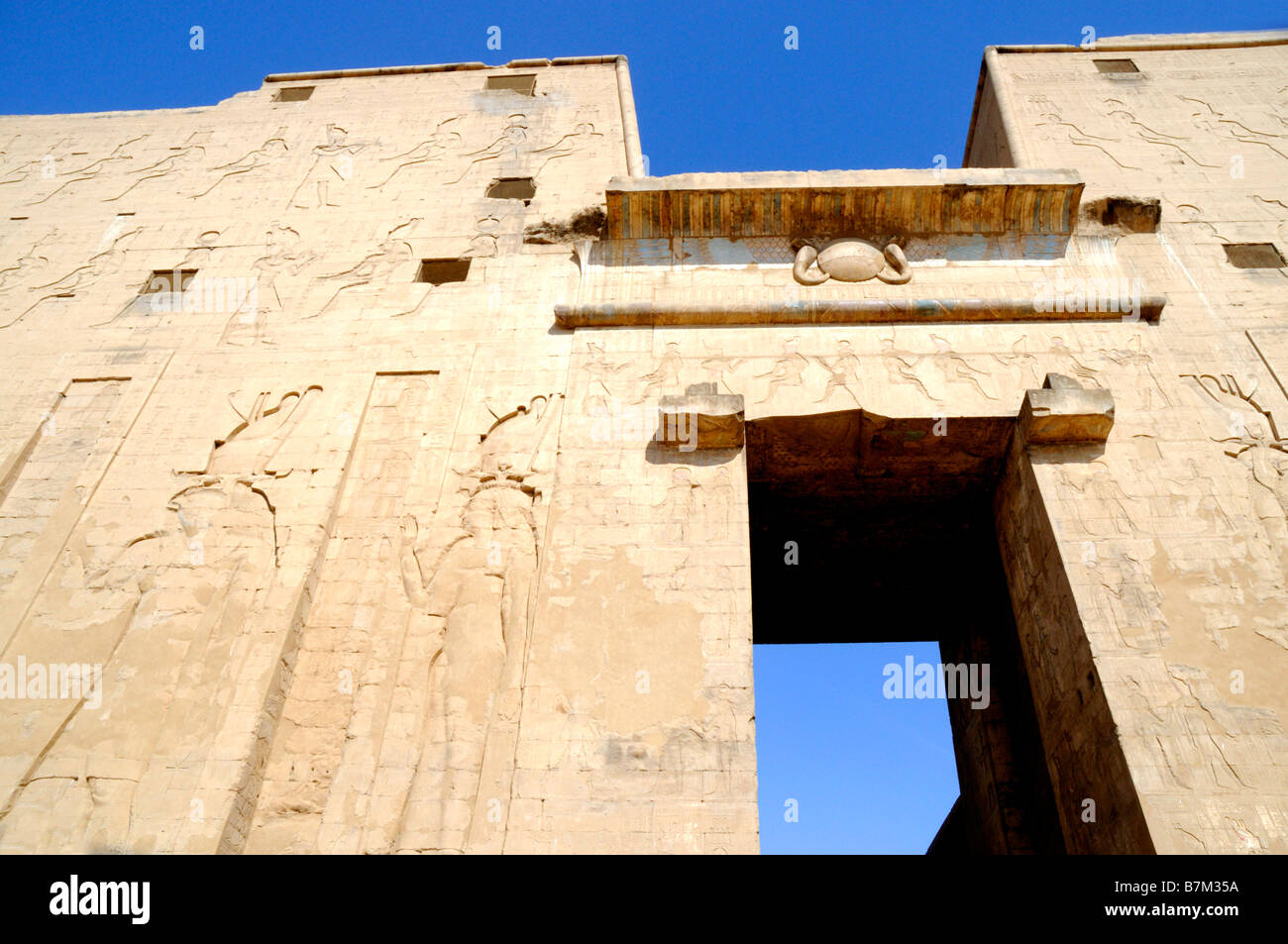 Barque at temple of horus in edfu Banque de photographies et d’images à ...
