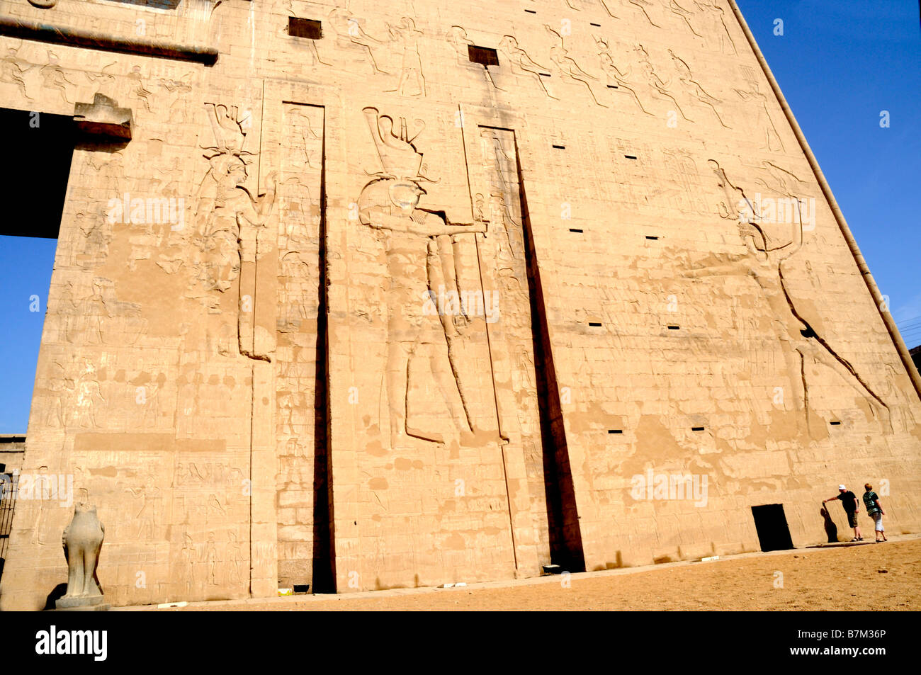 Barque at temple of horus in edfu Banque de photographies et d’images à ...