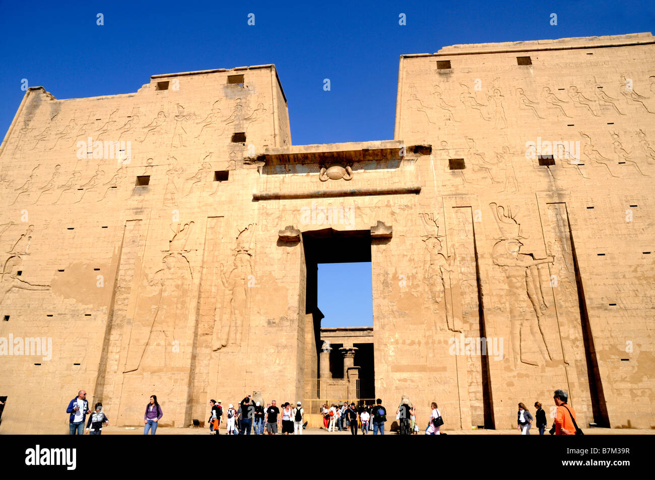 Barque at temple of horus in edfu Banque de photographies et d’images à ...