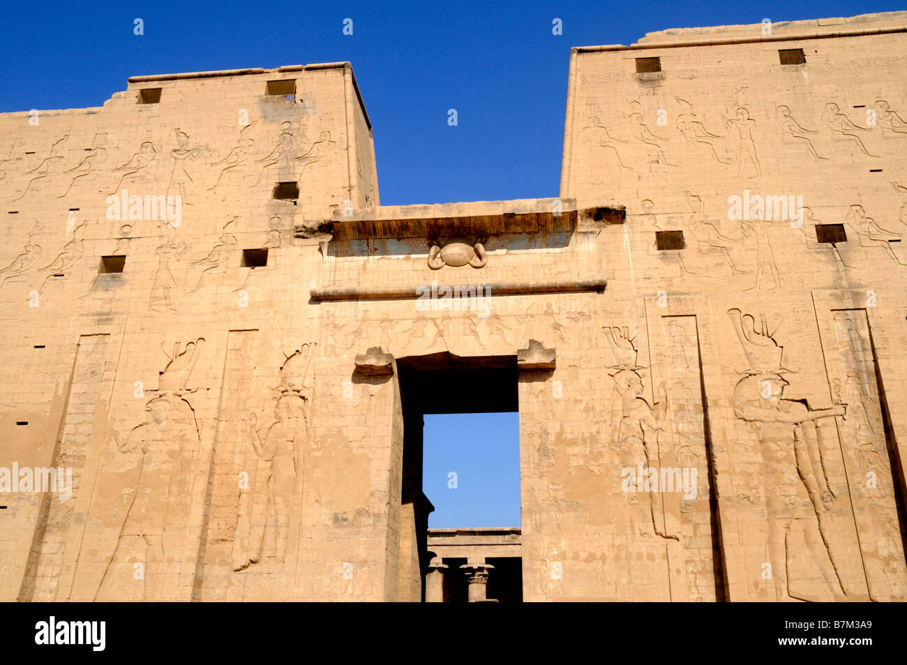 Barque at temple of horus in edfu Banque de photographies et d’images à ...