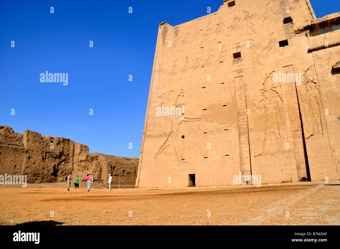 Barque at temple of horus in edfu Banque de photographies et d’images à ...
