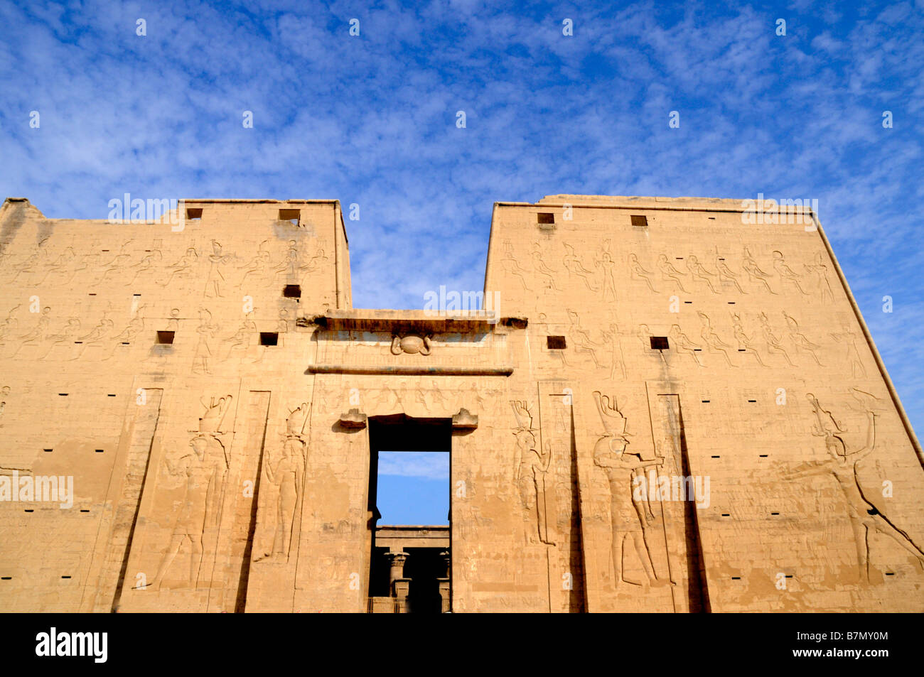 Barque at temple of horus in edfu Banque de photographies et d’images à ...