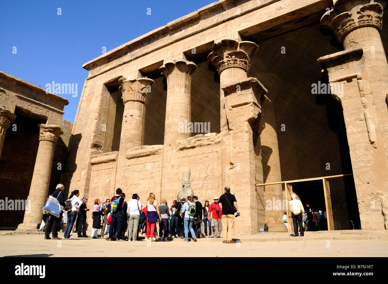 Barque at temple of horus in edfu Banque de photographies et d’images à ...