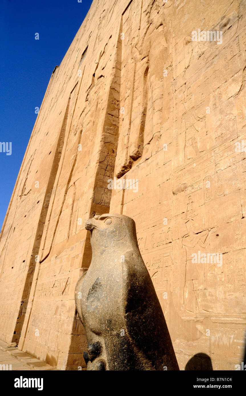 Statue du dieu Horus à Edfou le Temple à dans l'Égypte qui est dédié au ...