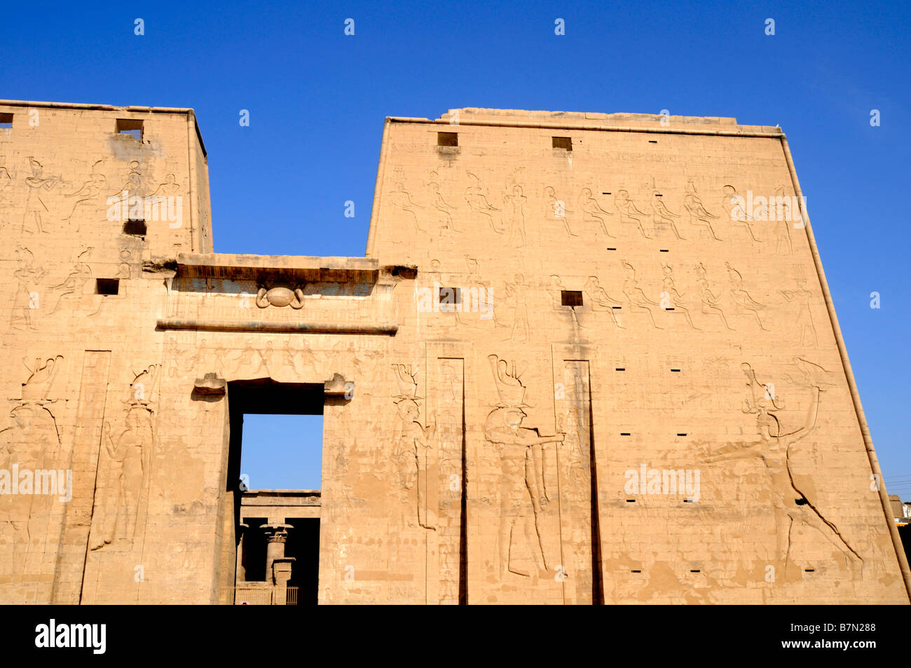 Barque at temple of horus in edfu Banque de photographies et d’images à ...