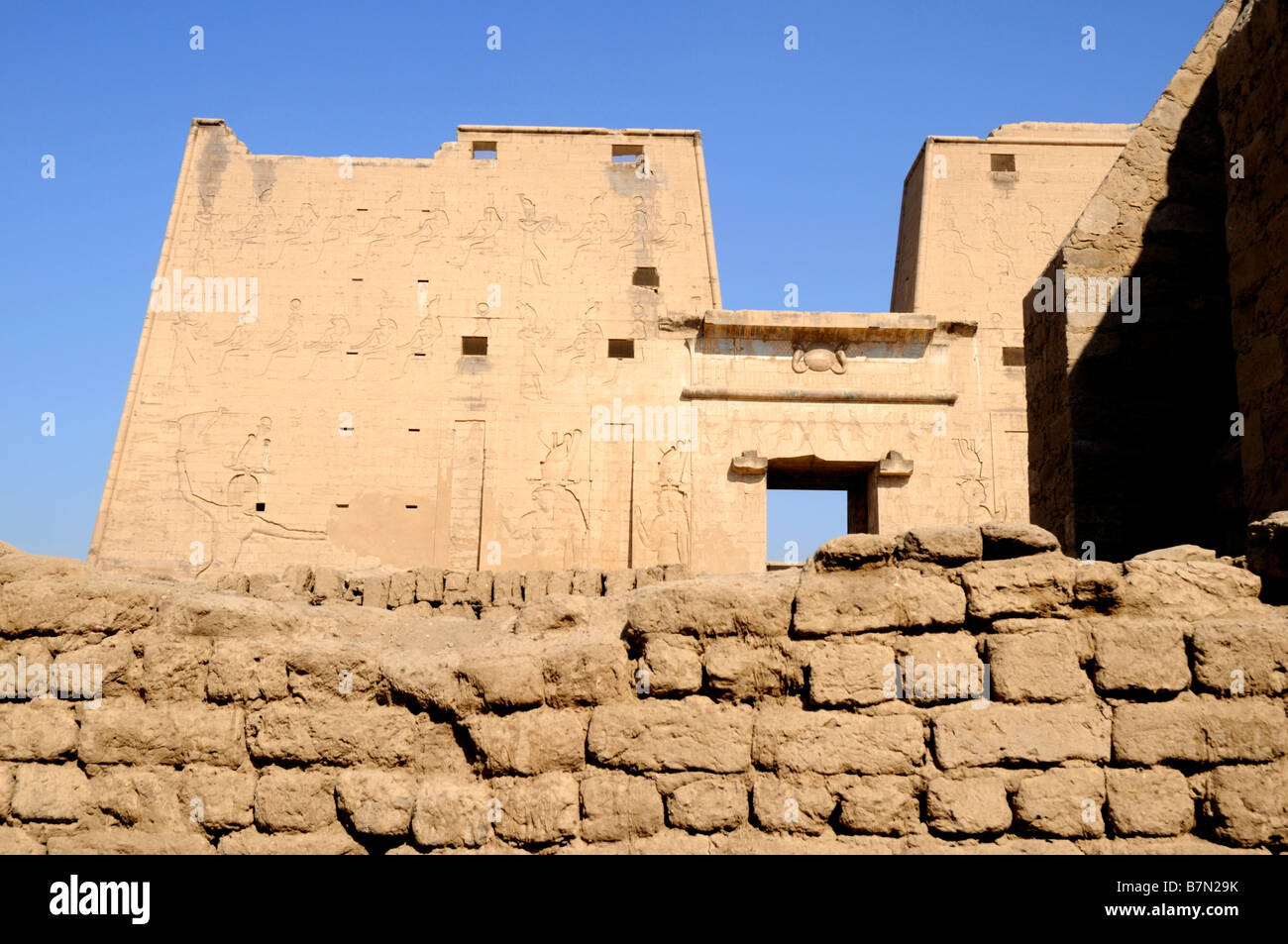 Le Temple à Edfou en Egypte qui est dédié au dieu Horus Photo Stock - Alamy