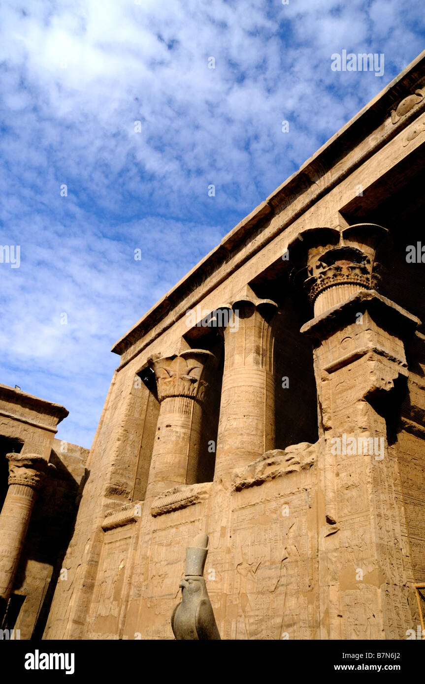 Le Temple à Edfou en Egypte qui est dédié au dieu Horus Photo Stock - Alamy
