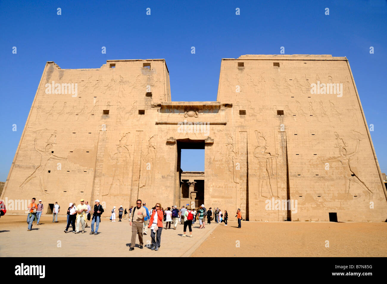 Barque at temple of horus in edfu Banque de photographies et d’images à ...