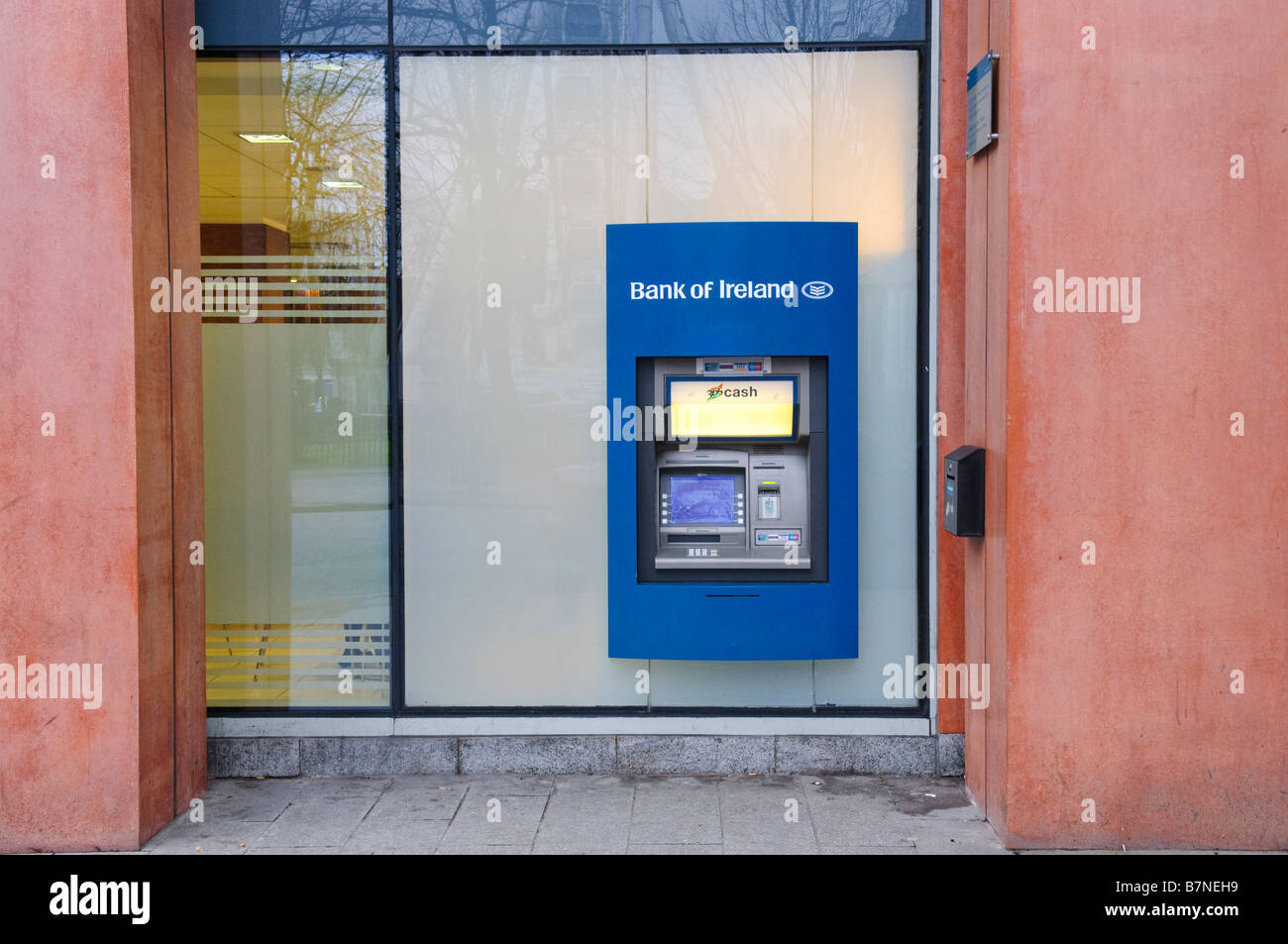 Distributeur de billets dans le mur Banque de photographies et d’images ...