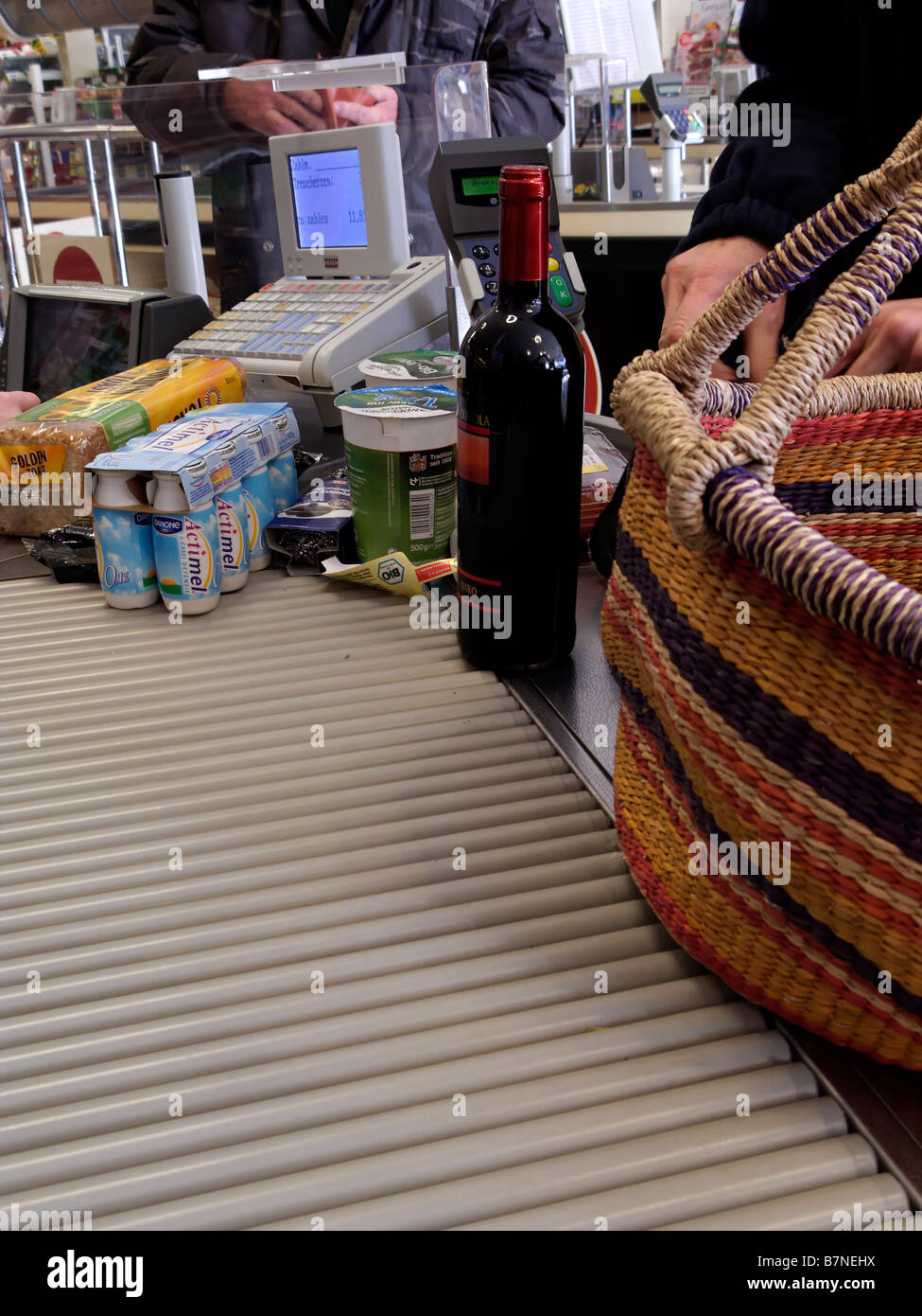 German supermarket cashier Banque de photographies et d’images à haute ...