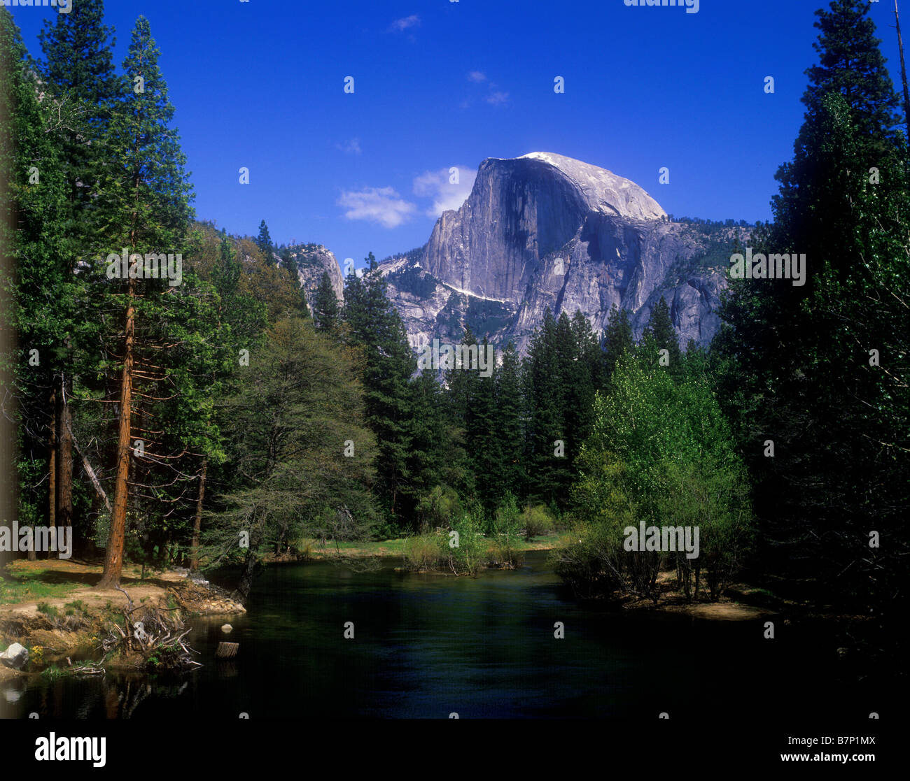 La Merced River fonctionnant par les beaux paysages du parc national de ...