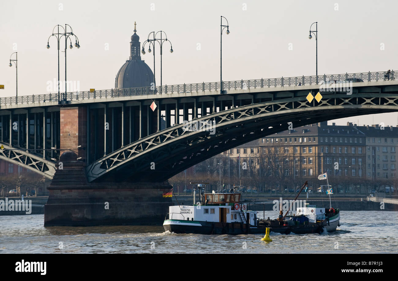 Navire passant sous le pont Banque de photographies et d’images à haute ...