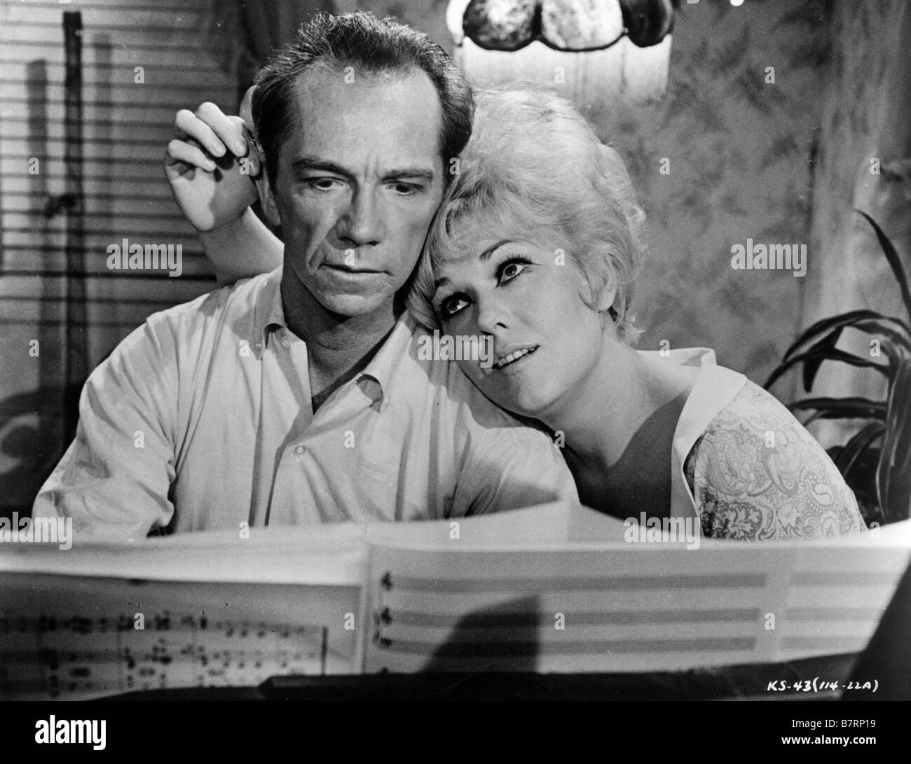 Kim novak billy wilder m'embrasse Banque d'images noir et blanc - Alamy
