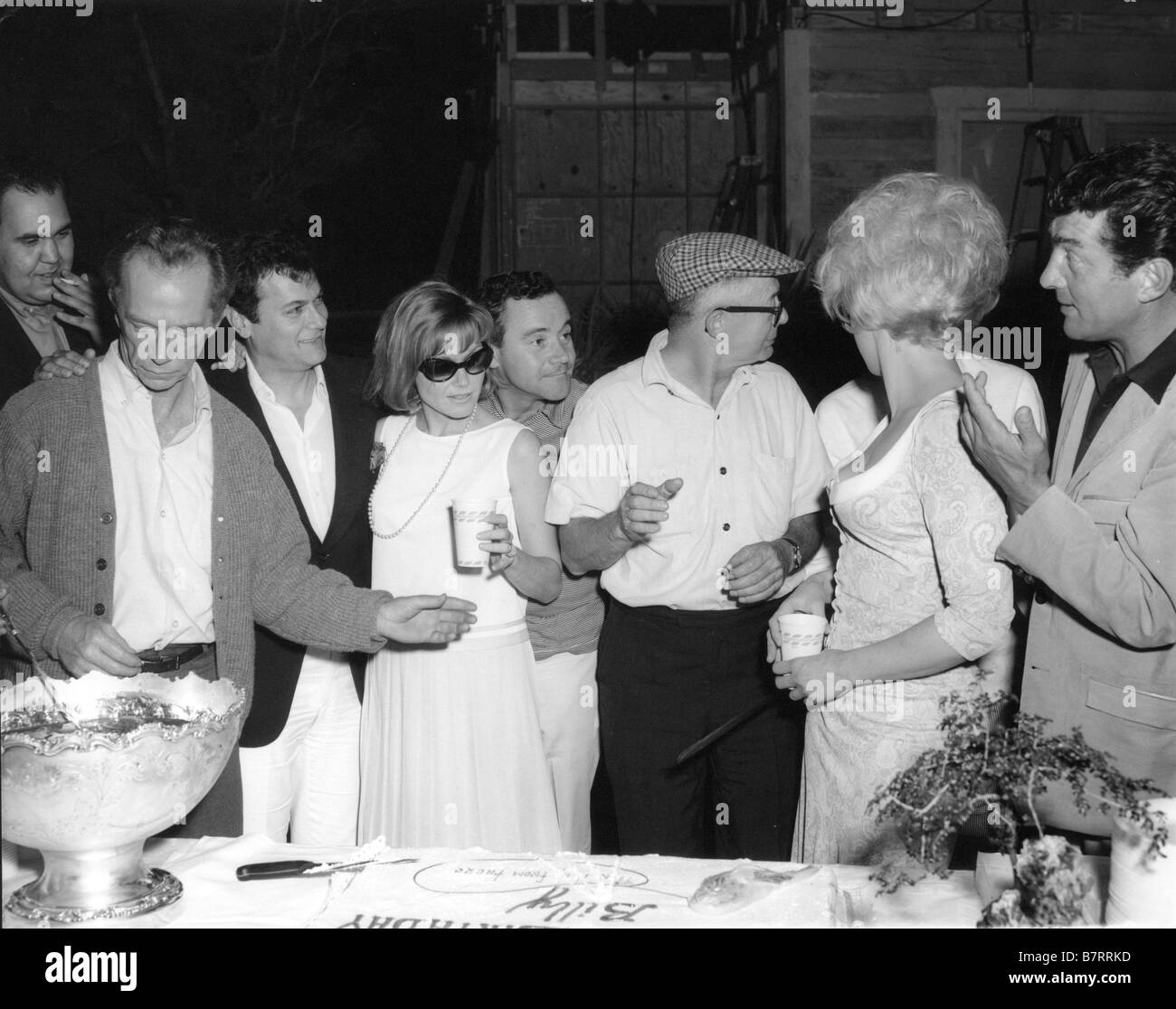 Kim novak billy wilder m'embrasse Banque d'images noir et blanc - Alamy